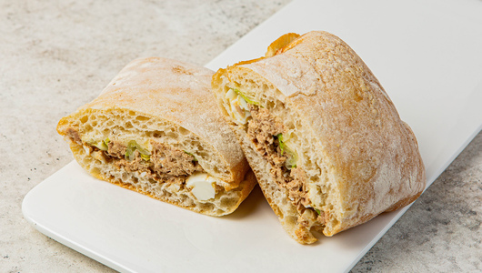 Чиабатта с тунцом и яйцом, кафе из ассортимента ВкусВилл с зоной кафе ...