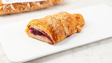 Круассан миндальный с вишней с бесплатной доставкой на дом из «ВкусВилл ...